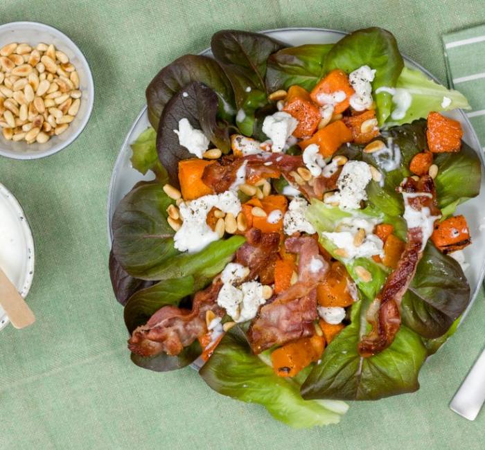 Salanova® avec de la citrouille grillée, du bacon et du chèvre ...